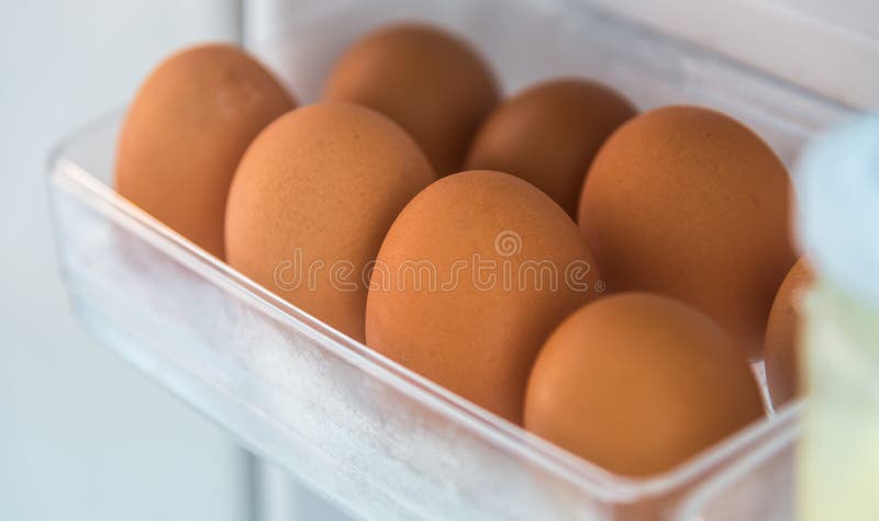 Ovos Na Prateleira Do Refrigerador Imagem de Stock - Imagem de ...