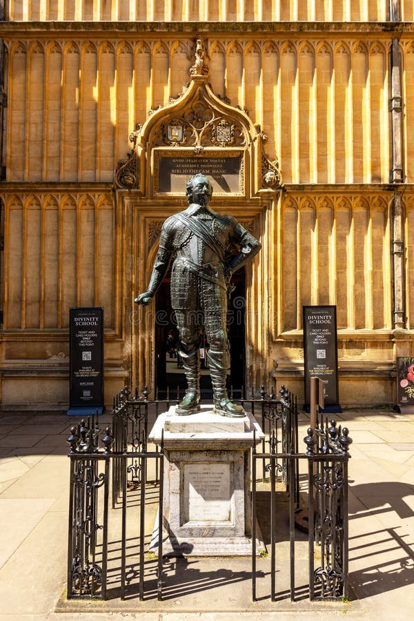 Statue at Divinity School Entrance in Oxford University, UK Editorial ...