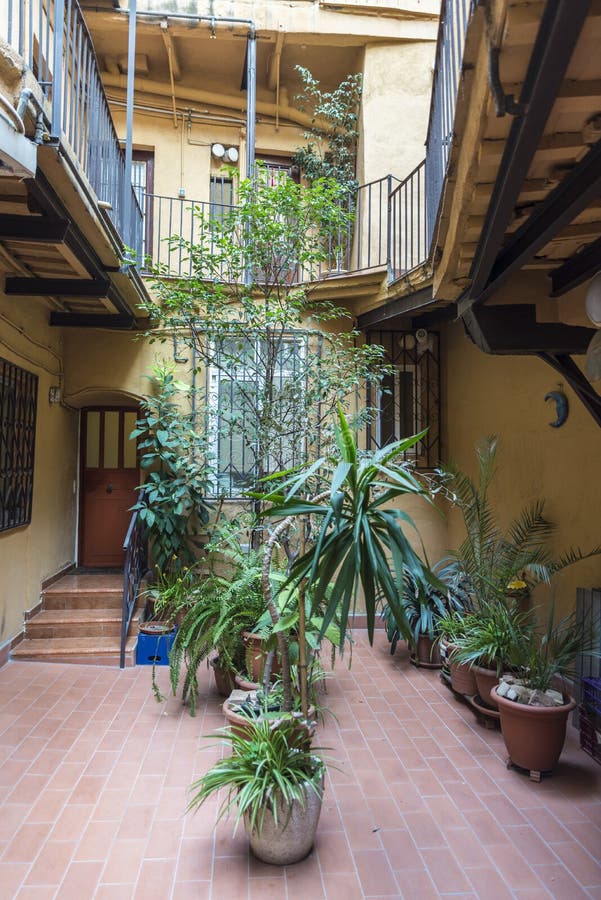 Pátio Interior De Uma Construção Foto de Stock - Imagem de catalunha ...