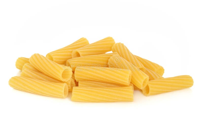 Pâtes crues de rigatoni image stock. Image du panneau - 108982101