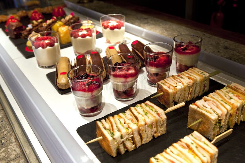 Desserts image stock. Image du appétissant, gâteaux, assiette - 23760339