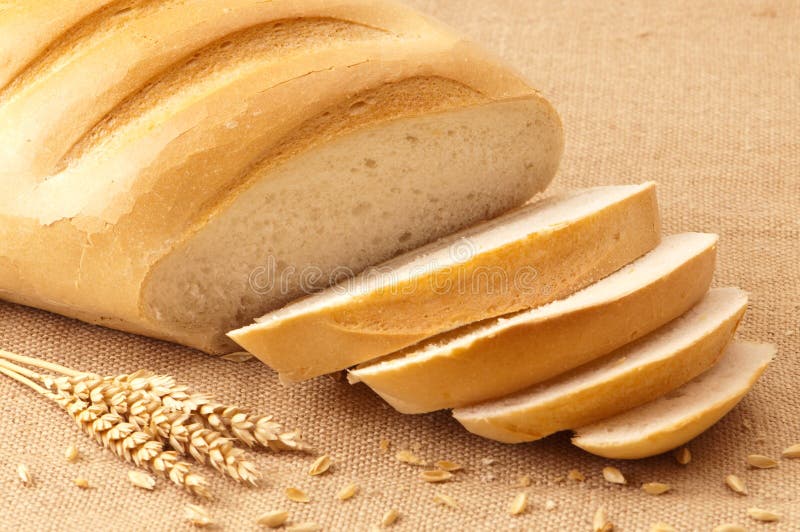 Pão duro branco cortado foto de stock. Imagem de trigo - 9565188
