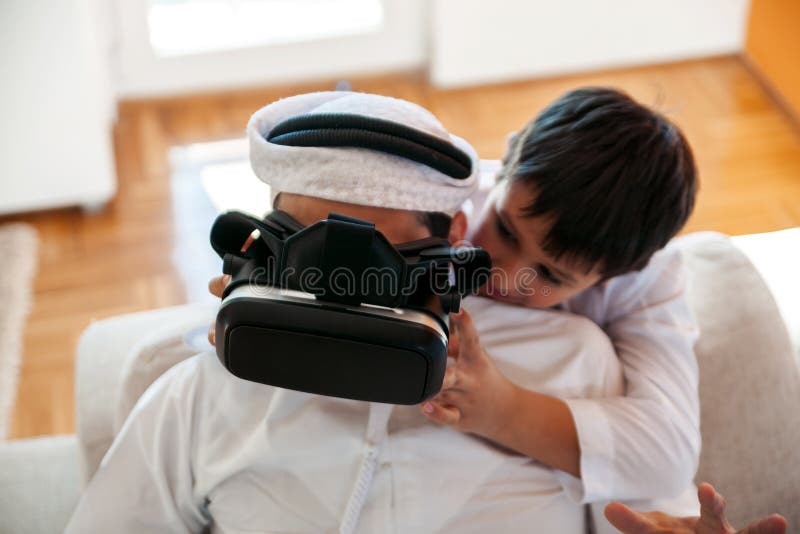 Garçon Arabe photo stock. Image du mignon, dubai, mobilité - 72998354