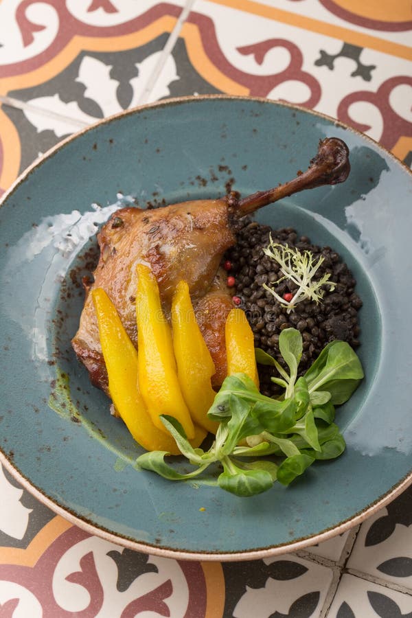 Pé De Frango Assado Com Pera E As Ervilhas Pretas Imagem de Stock ...