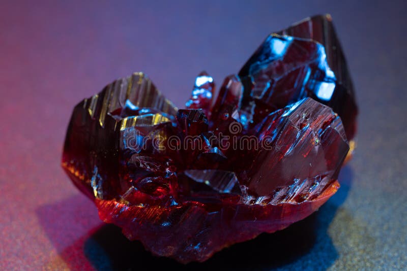 Pierre Gemme Rouge Rouge Transparente Photo stock - Image du cadeau ...