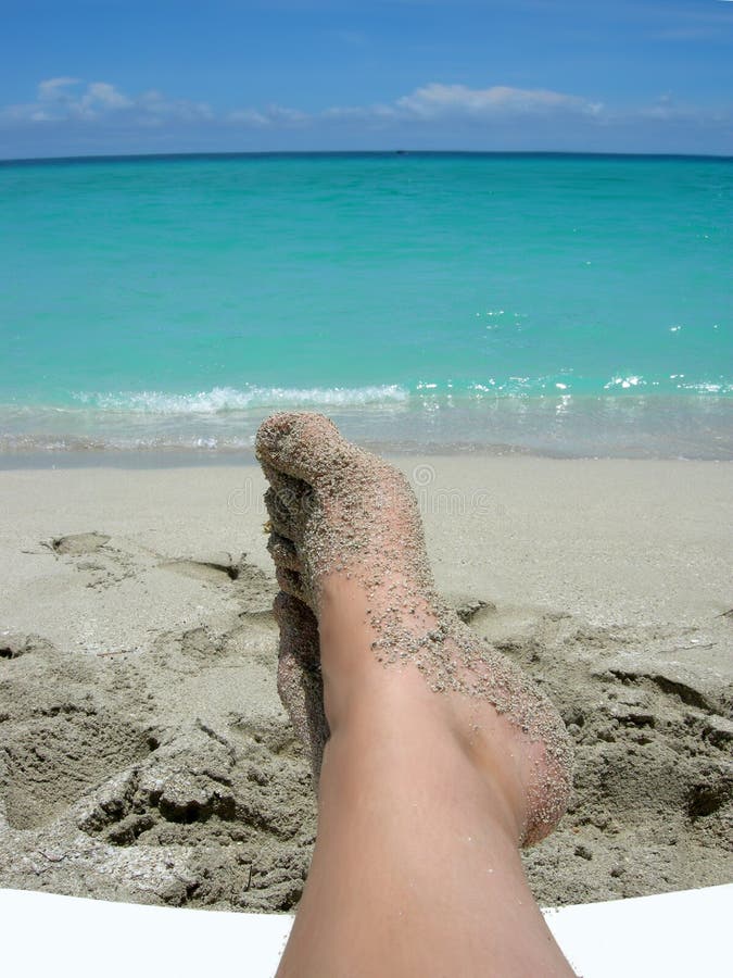 Pés na praia foto de stock. Imagem de praia, pés, férias - 2830202