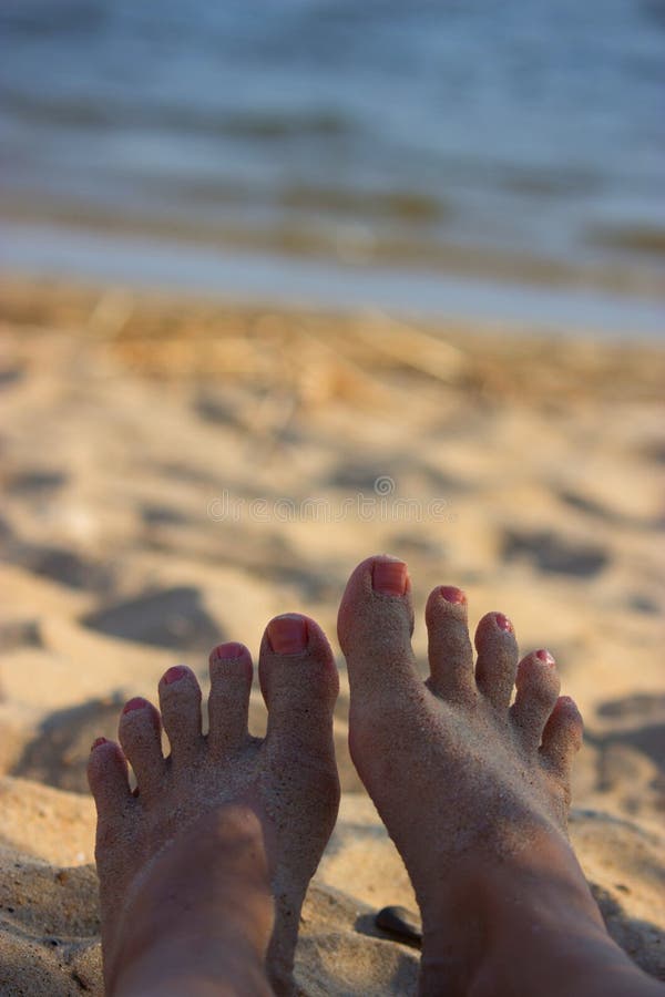 Pés de Sandy na praia foto de stock. Imagem de amigo - 84526438