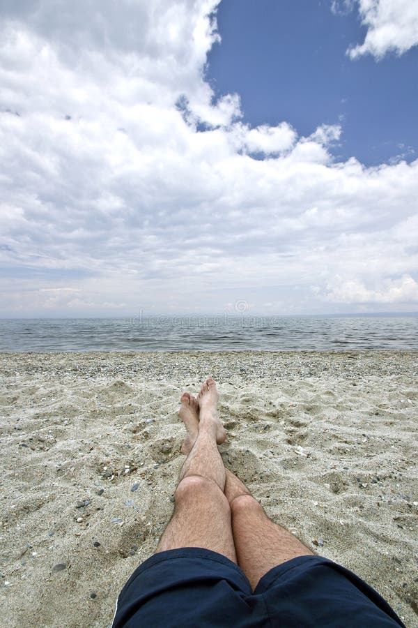 Pés do homem na praia foto de stock. Imagem de litoral - 14821162