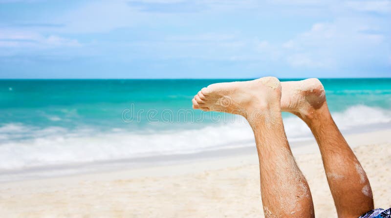 Pés do homem na praia foto de stock. Imagem de beleza - 6075720
