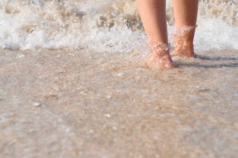 Pés no close up da água imagem de stock. Imagem de litoral - 22625293