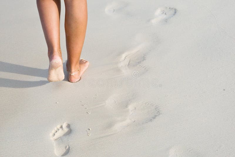 Dois Pés Das Mulheres Que Andam Na Praia Da Areia Imagem de Stock ...