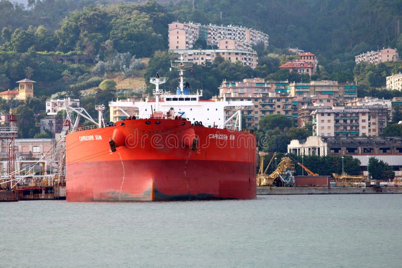 Pétrolier image éditorial. Image du port, métal, machines - 56975875