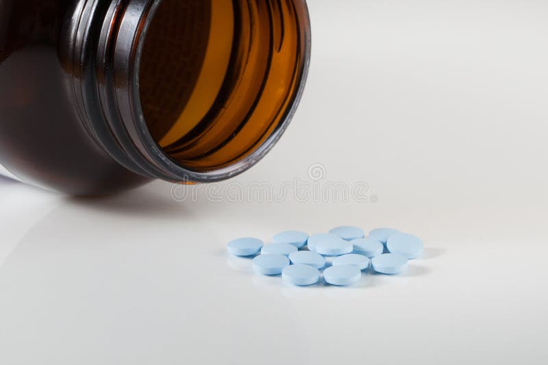 Píldoras Azules De La Droga En El Fondo Blanco Foto de archivo - Imagen ...