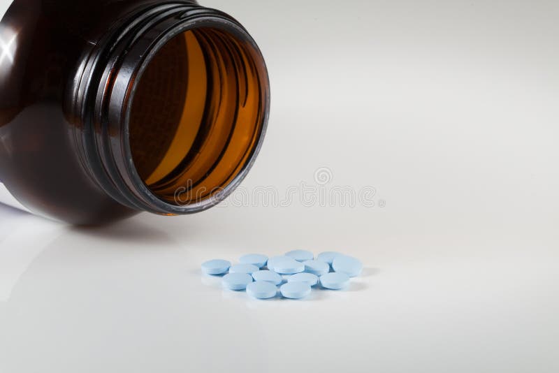 Píldoras Azules De La Droga En El Fondo Blanco Foto de archivo - Imagen ...