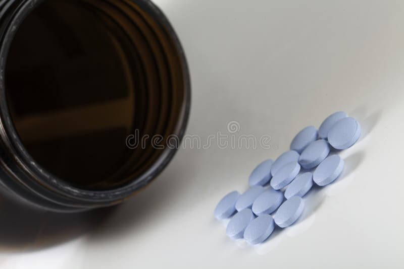Píldoras Azules De La Droga En El Fondo Blanco Foto de archivo - Imagen ...