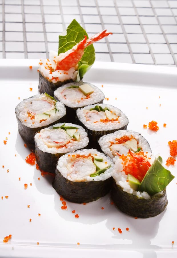 Suszi na talerzu zdjęcie stock. Obraz złożonej z przygotowany - 25447246