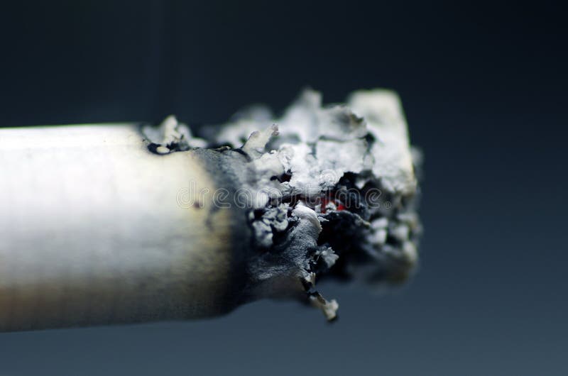 Płonący papieros z dymem obraz stock. Obraz złożonej z niony - 31968435