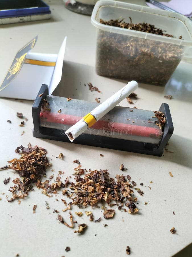 P P Making Traditional Cigarettes Stock Photo - Image of invertebrate ...