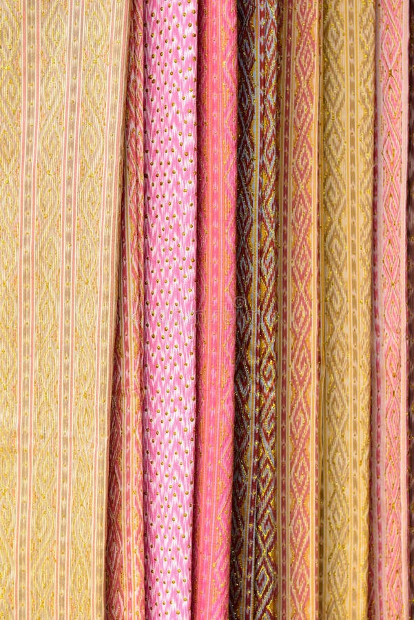 Tejidos De Seda a Mano En Colores Arcoiris Foto de archivo - Imagen de ...