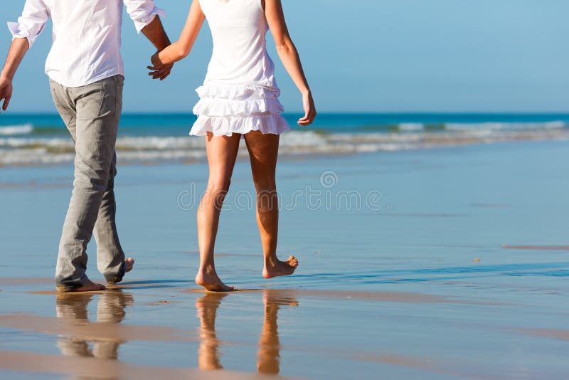 Paar Dat Gang Op Het Strand Heeft Stock Afbeelding - Afbeelding ...