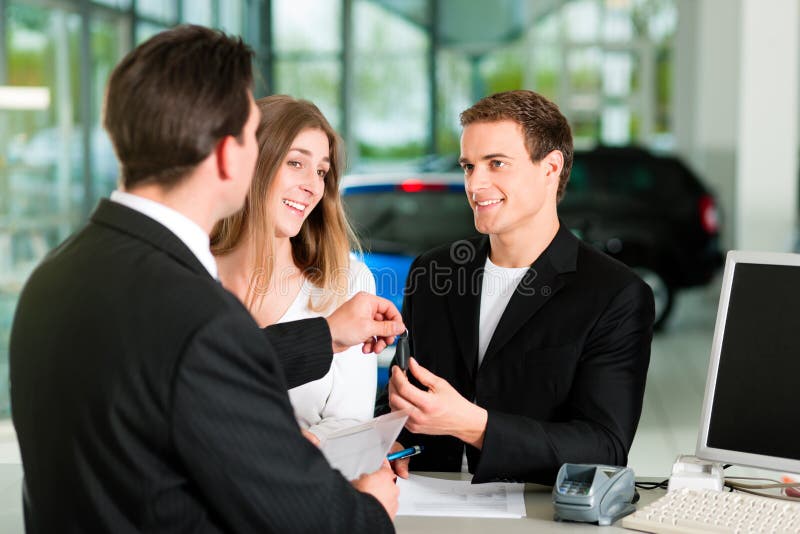 Paar Dat Verkoopcontract Ondertekent Bij Autohandelaar Stock Foto ...