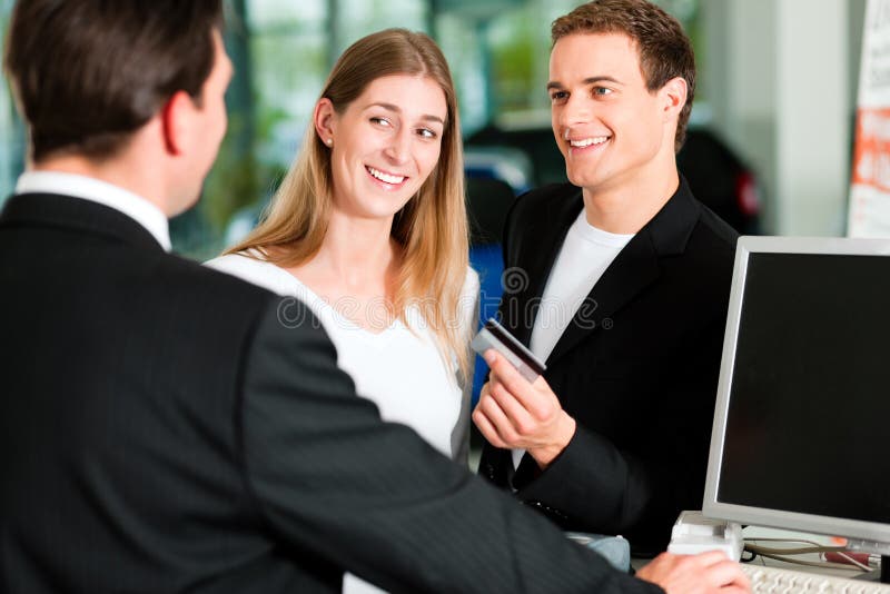 Paar Dat Verkoopcontract Ondertekent Bij Autohandelaar Stock Afbeelding ...