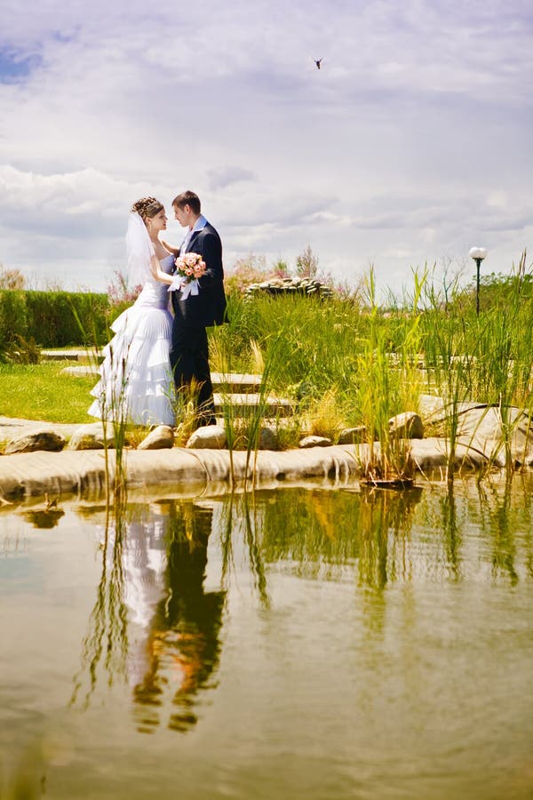 Paar dichtbij het meer stock foto. Image of mens, mannetje - 8189868