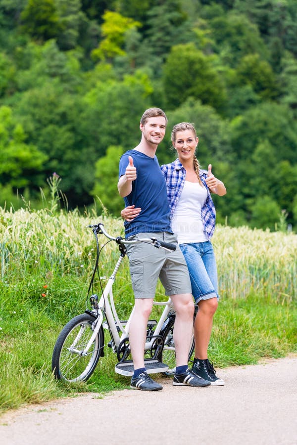 Paar Die Fiets Achter Elkaar Samen in Het Land Berijden Stock Foto ...