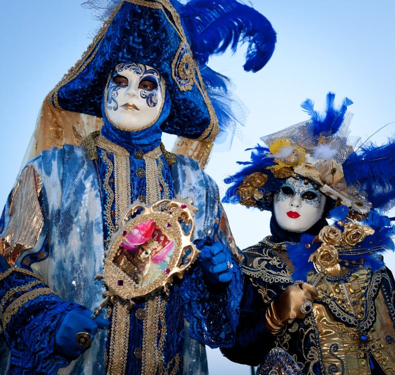 Paar in Kostuums Op Het Venetiaanse Carnaval Redactionele Afbeelding ...