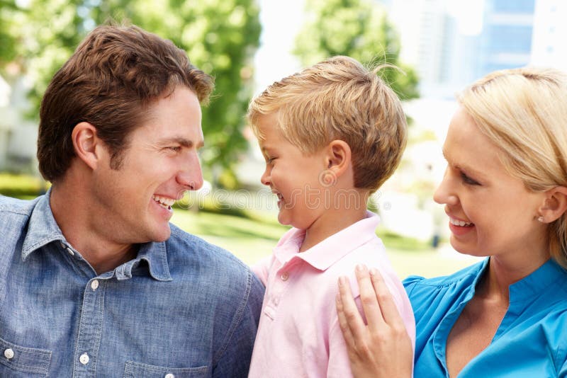 Paar in Stadspark Met Jonge Zoon Stock Foto - Image of hoog ...