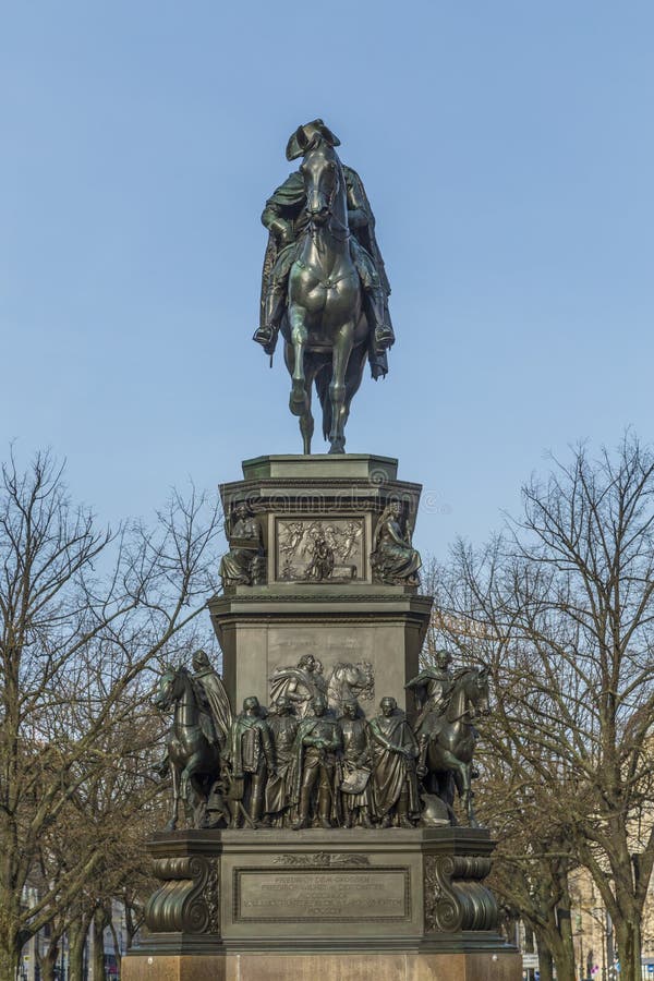 Paardenstandbeeld Van Frederick De Grote in Berlijn, Gelegen in Unter ... Paardenstandbeeld Van Frederick De Grote in Berlijn, Gelegen in Unter ...