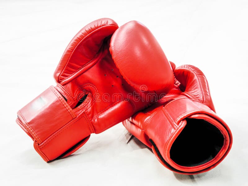 Paare Der Roten Ledernen Boxhandschuhe Getrennt Auf Wei? Stockfoto ...