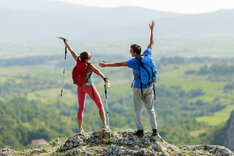 Paare, Die Auf Dem Berg Wandern Stockfoto - Bild von wanderer, felsen ...