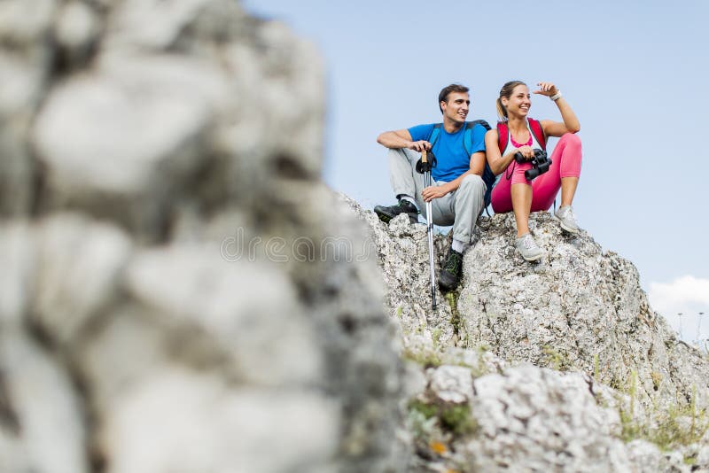 Paare, Die Auf Dem Berg Wandern Stockfoto - Bild von hügel, felsen ...