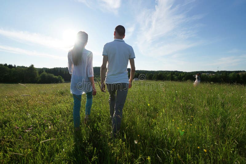 Paare, Die Durch Feld Gehen Stockbild - Bild von glücklich, frau: 38694729