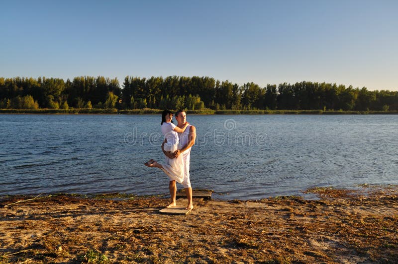 Junge Paare, Die Entlang Den Fluss Laufen Stockfoto - Bild von ...