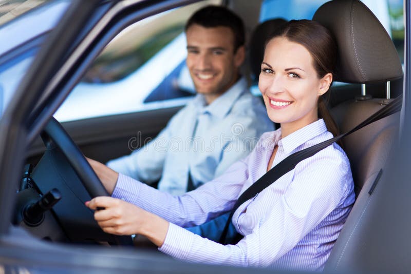 Familie, Die Eine Fahrt Im Auto Anstrebt Stockfoto - Bild von dame ...