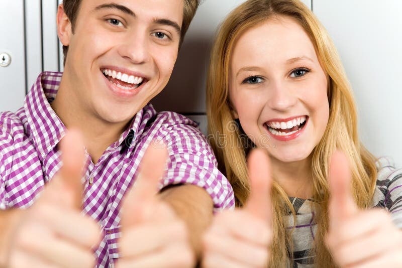 Paare, Die Sich Daumen Zeigen Stockbild - Bild von jugend, kaukasisch ...