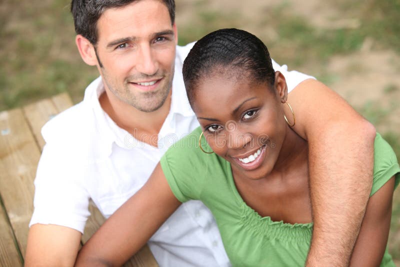 Paare Gesessen Auf Parkbank Stockfoto - Bild von park, bank: 26792596