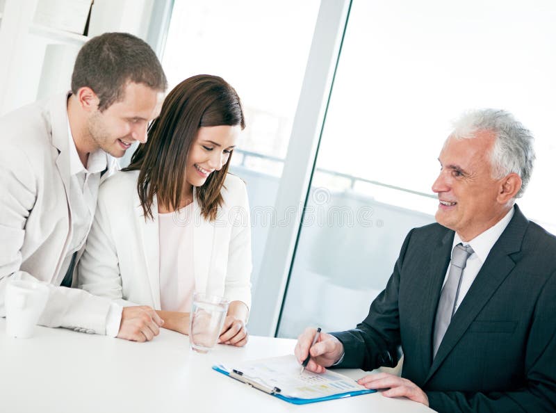 Paare mit Finanzberater stockfoto. Bild von leute, büro - 30914966