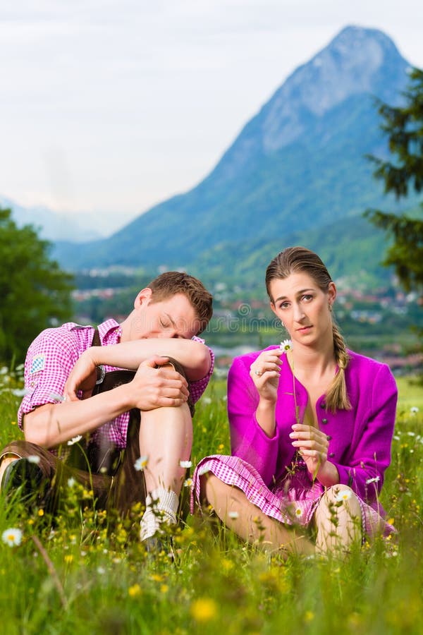 Paare Mit Fragen in Der Alpenwiese Stockfoto - Bild von erholung, alpen ...