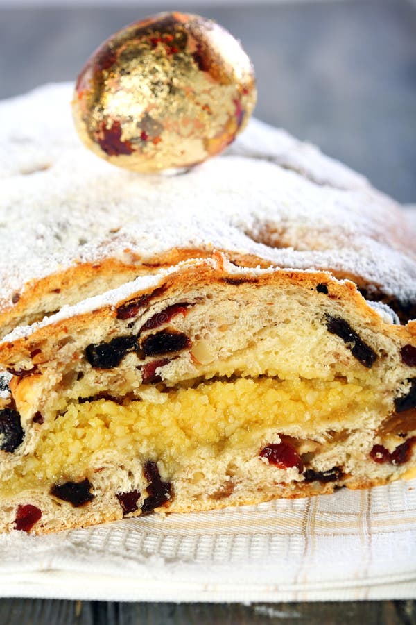 Paasbrood - Zoet Pasen-brood. Stock Foto - Image of goud, vrucht: 37269724