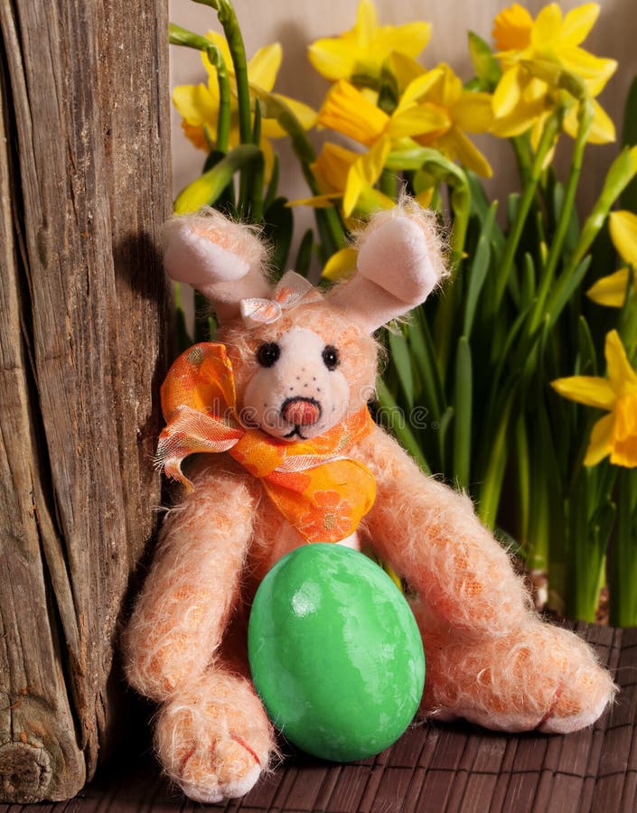 Paashaas met paasei stock afbeelding. Image of kledij - 23791087