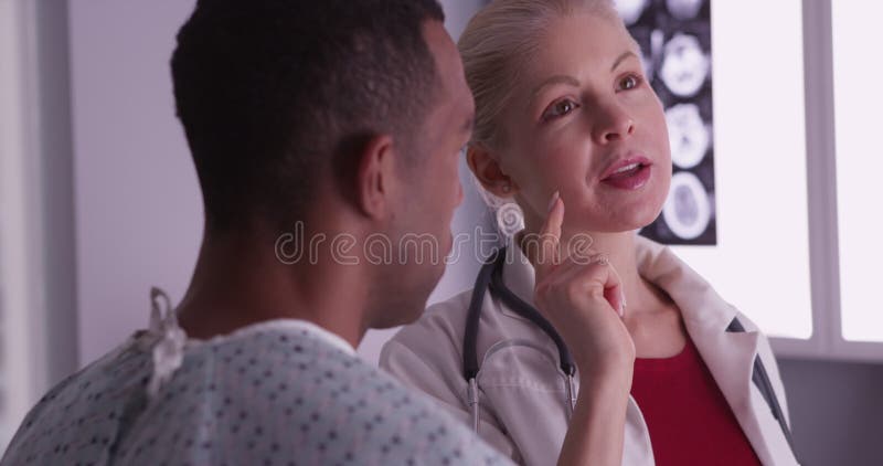 Paciente Africano Escutando Médico Explicando Os Resultados Do Teste ...