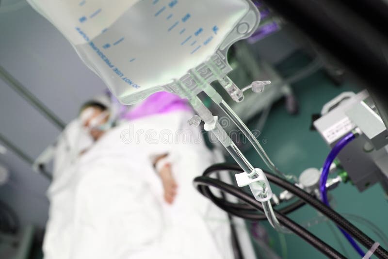 Paciente Comatoso Na Unidade De Cuidados Intensivos Sob O Supervisio ...