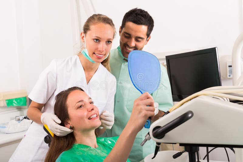 Paciente contento foto de archivo. Imagen de confidencial - 38930914