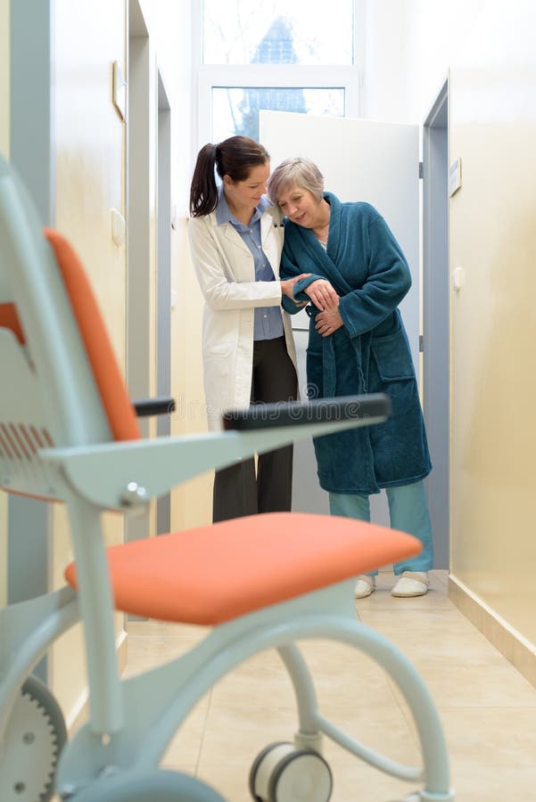 Paciente De Ayuda Del Doctor Foto de archivo - Imagen de mujer ...