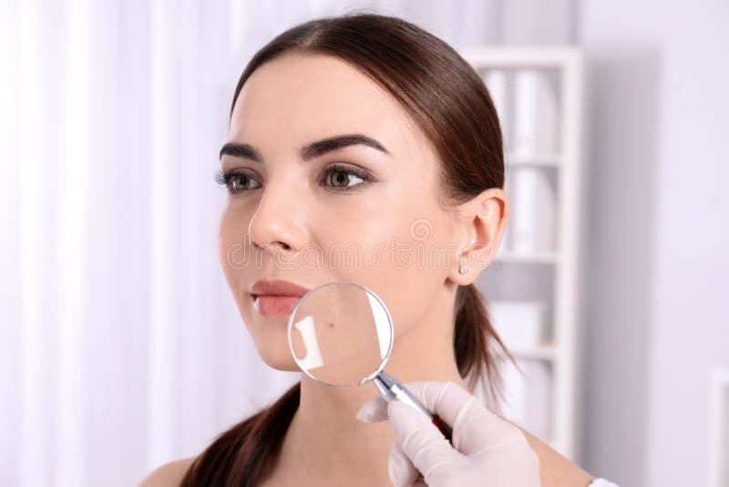 Paciente De Exame Do Dermatologista Com Lupa Imagem de Stock - Imagem ...