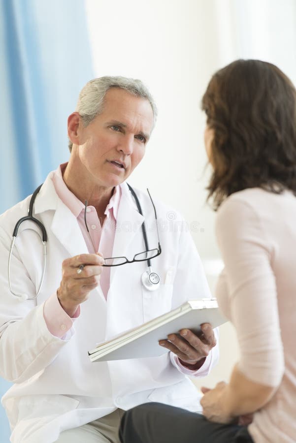 Paciente Del Doctor Communicating with Female Imagen de archivo ...