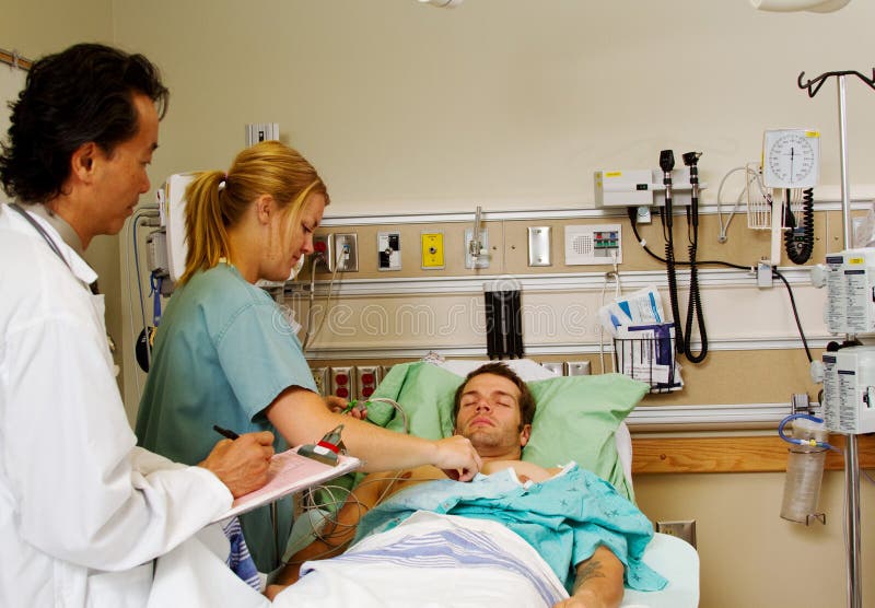 Paciente En Monitor Cardiaco Foto de archivo - Imagen de equipo, médico ...